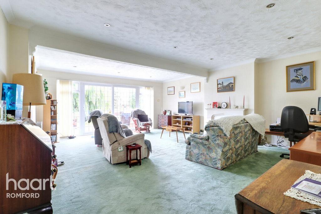 Lodge Lane, Romford, RM5 2HX 3 bed bungalow for sale - £500,000
