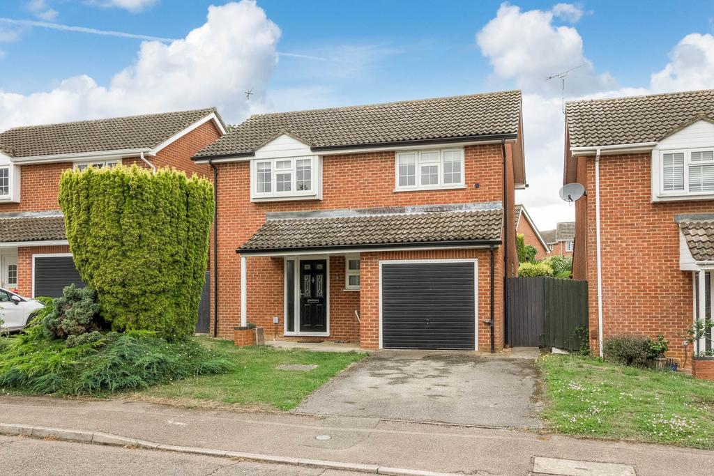 Thomas Drive, Newport Pagnell MK16 3 bed detached house for sale - £425,000