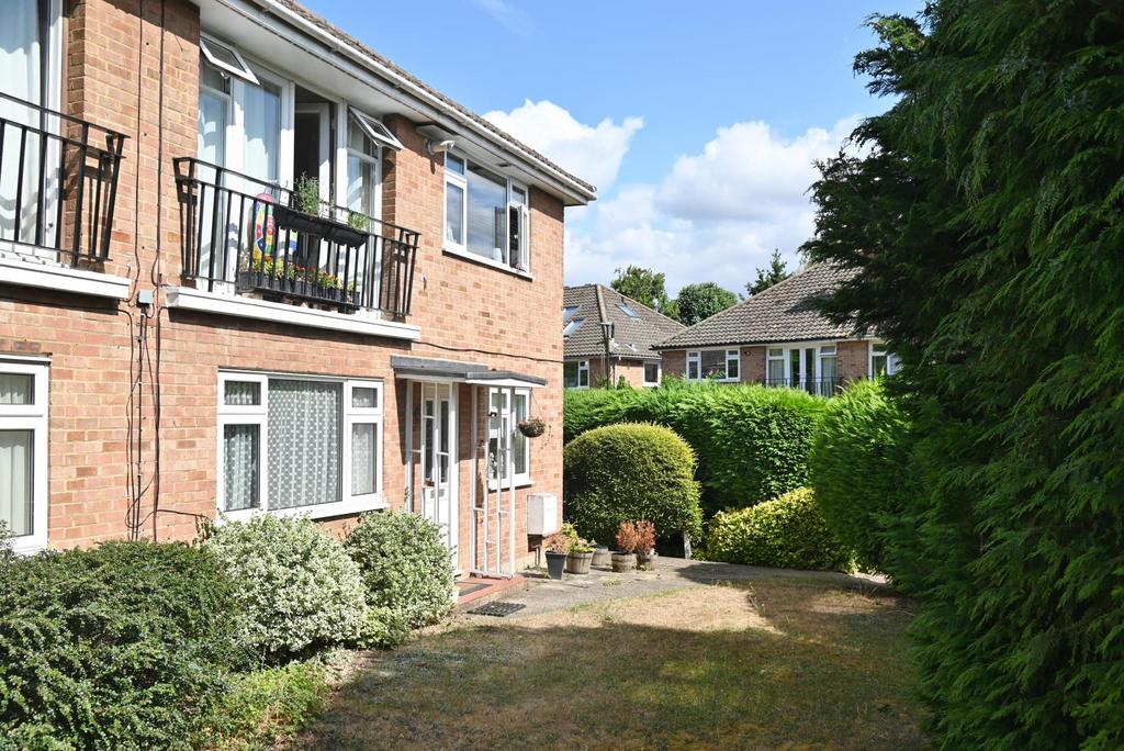 Shaef Way, Teddington TW11 2 bed maisonette - £450,000