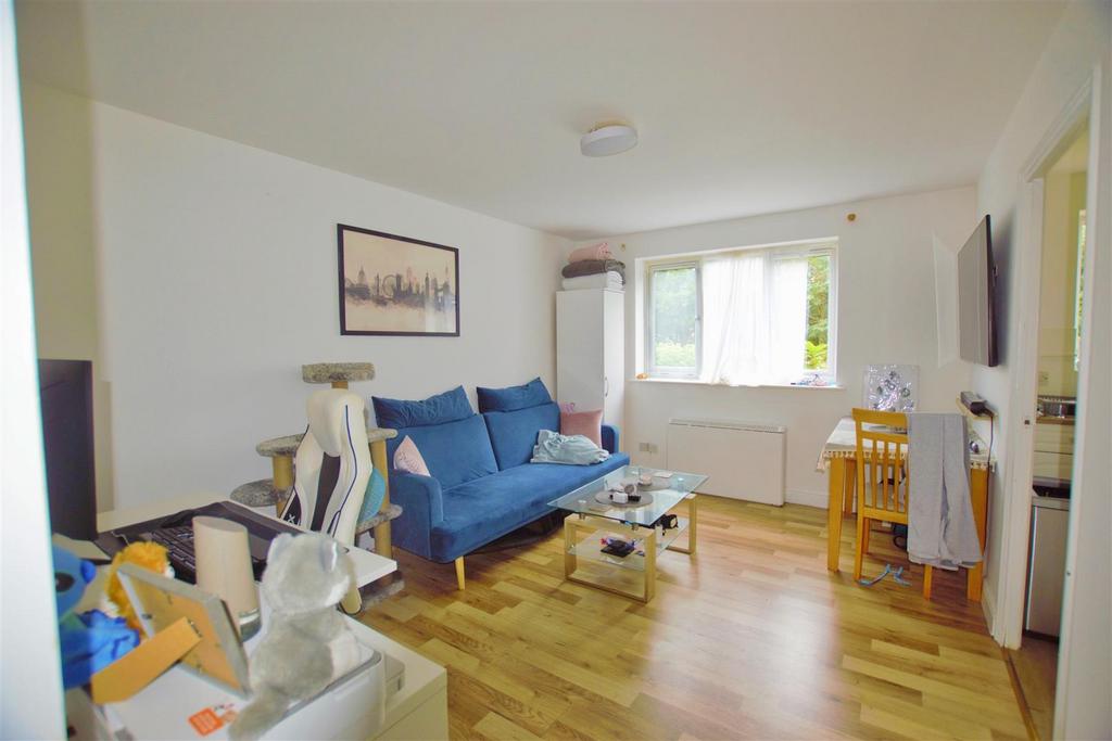 Windmill Drive, London NW2 1 bed flat - £1,550 pcm (£358 pw)