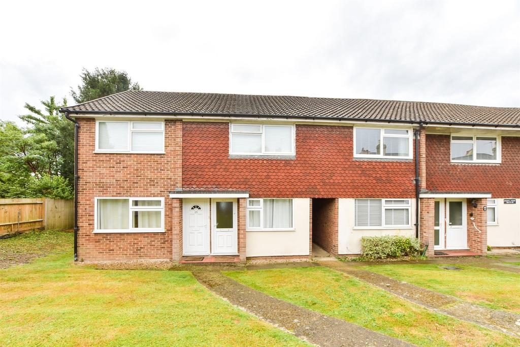 Russell Court, Leatherhead KT22 2 bed ground floor maisonette for sale ...