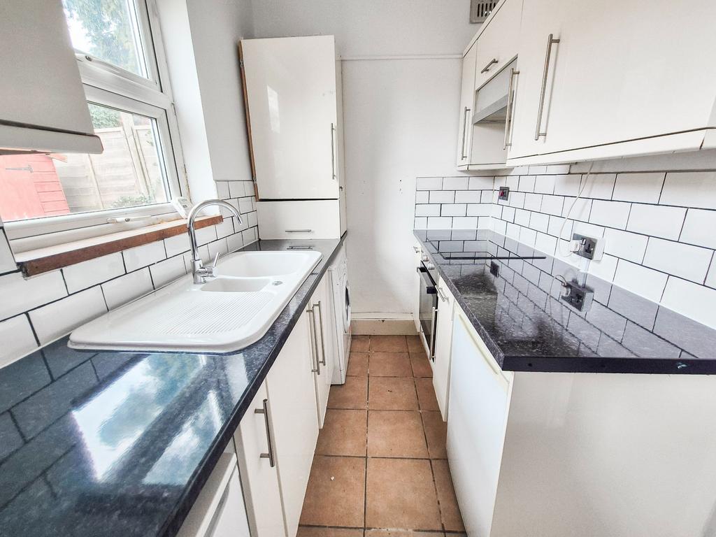 Whitney Avenue, Redbridge, Essex, IG4 2 bed flat - £1,750 pcm (£404 pw)