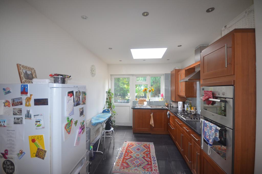 Valentines Road, IG1 4RZ 2 bed flat - £1,900 pcm (£438 pw)