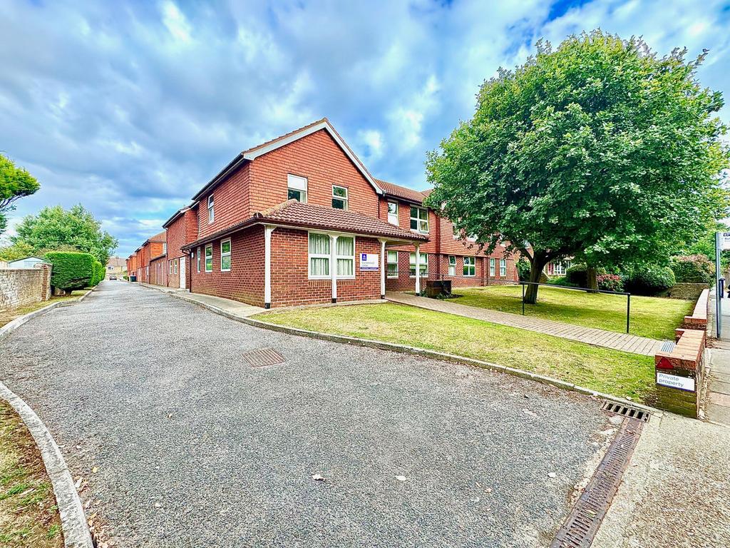 South Farm Road, Worthing, BN14 1 bed flat - £70,000