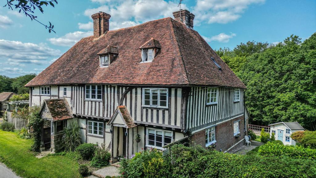 On A Rural Lane Location In Hawkhurst 4 bed semi-detached house - £775,000