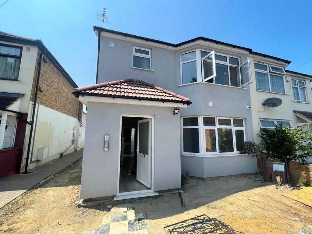 Basildene Road, Greater London TW4 1 bed apartment to rent - £1,200 pcm ...