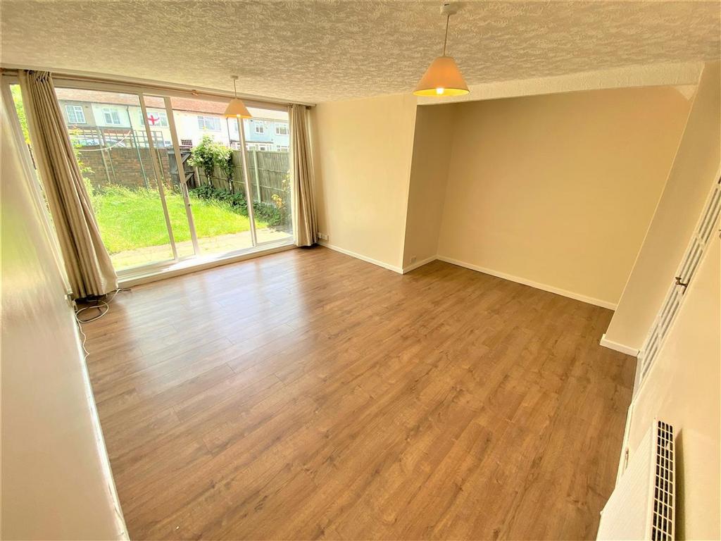 Haldon Close, Chigwell, IG7 3 bed terraced house to rent - £1,800 pcm ...