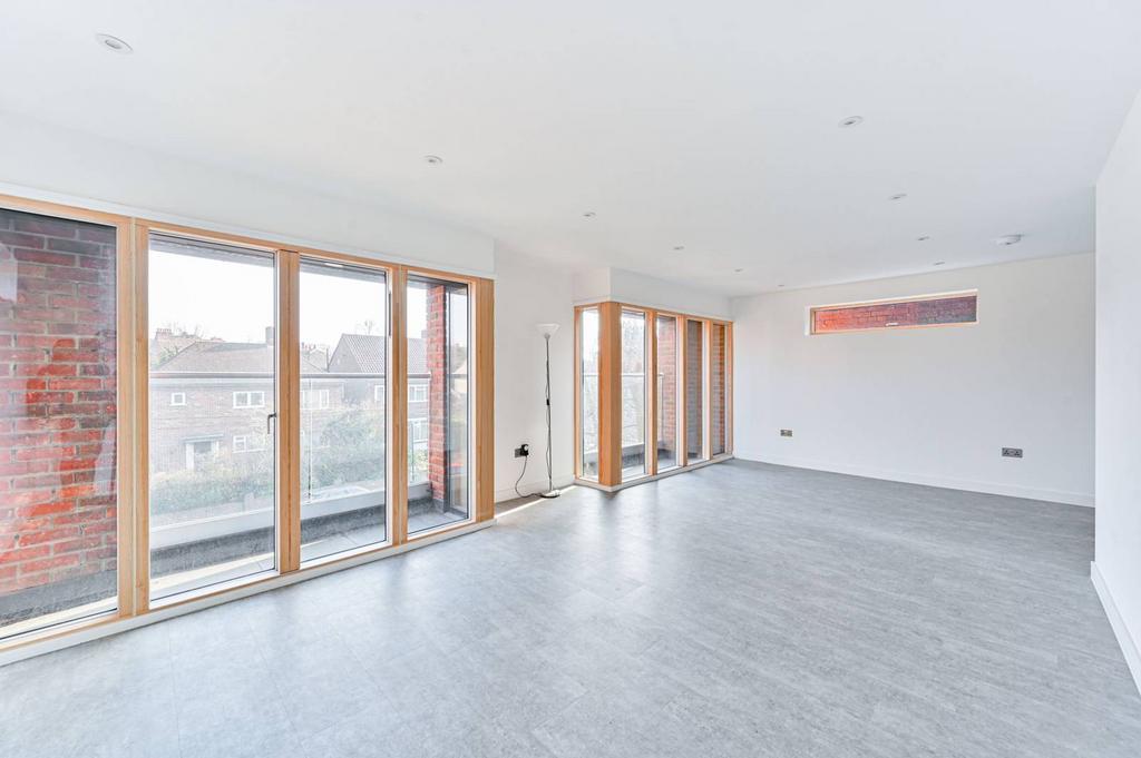 Conyers Road, Streatham, London, SW16 2 bed flat to rent - £2,450 pcm ...
