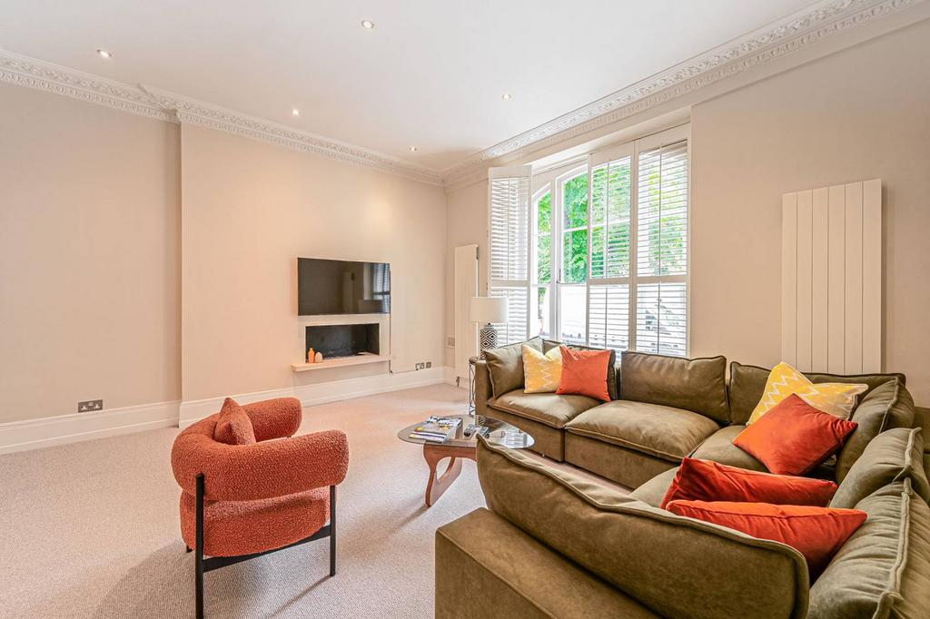 Royal Avenue, Kings Road, London, SW3 2 bed flat - £5,200 pcm (£1,200 pw)