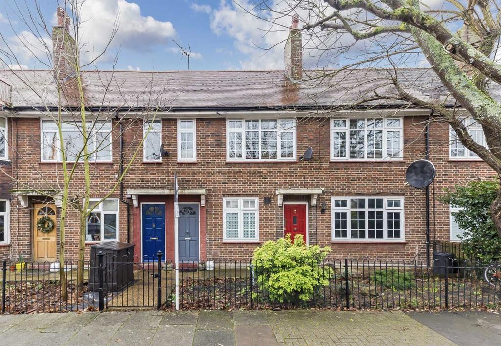Godley Road, London SW18 2 bed flat - £2,000 pcm (£462 pw)