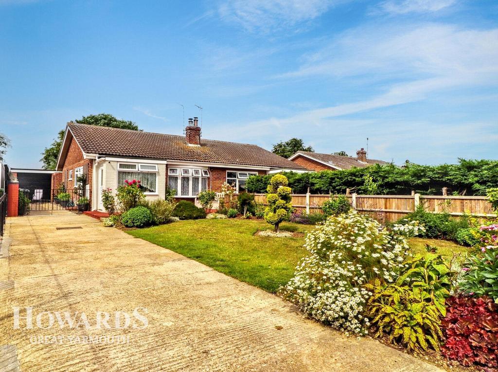 Beach Road, Scratby 2 bed semi-detached house for sale - £240,000