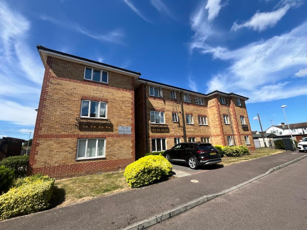 Orchid Close, Luton, Bedfordshire... 2 bed flat - £190,000