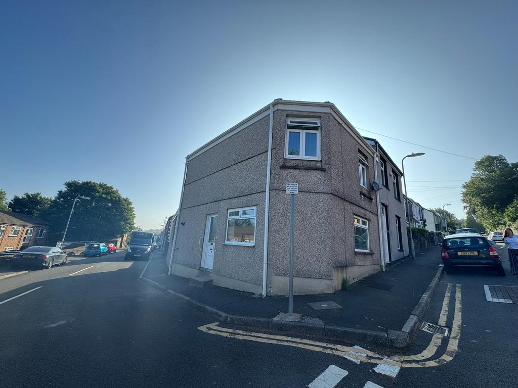 Herbert Road, Neath 3 bed terraced house - £900 pcm (£208 pw)