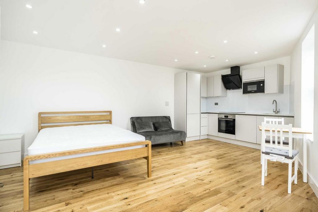 Haydons Road, London SW19 Studio to rent - £1,500 pcm (£346 pw)