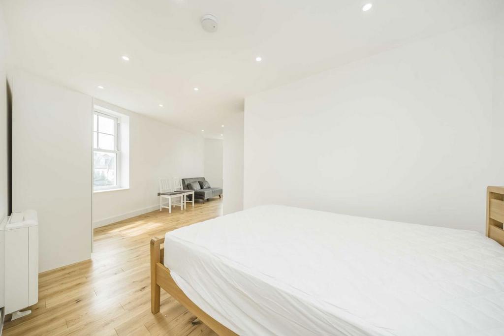 Haydons Road, London SW19 Studio to rent - £1,500 pcm (£346 pw)