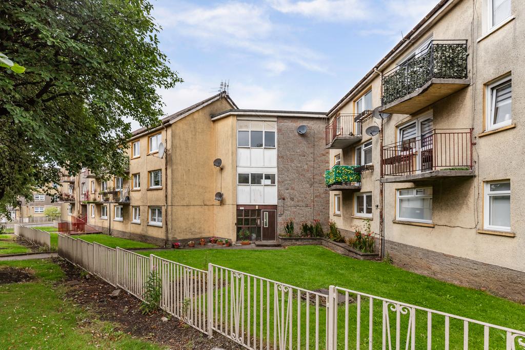 Deedes Street, Airdrie ML6 3 bed flat - £67,500