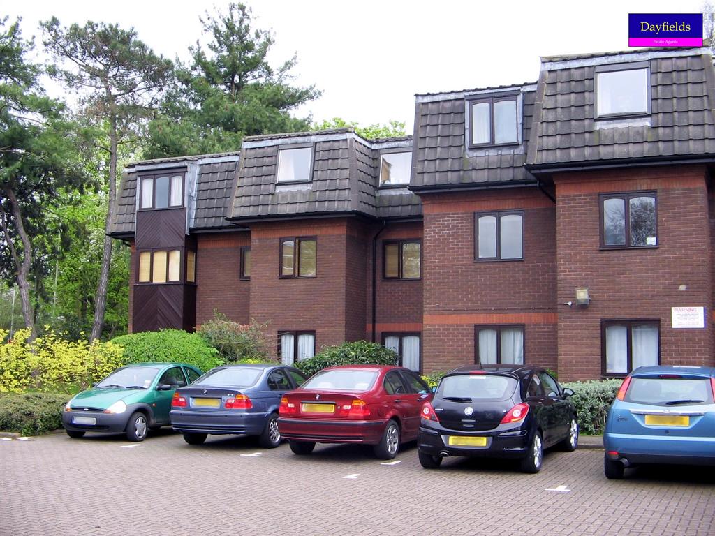 Woodridge Close, Enfield EN2 2 bed flat to rent - £1,650 pcm (£381 pw)