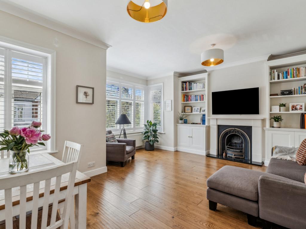 Melrose Avenue, London, SW19 2 bed apartment for sale - £800,000