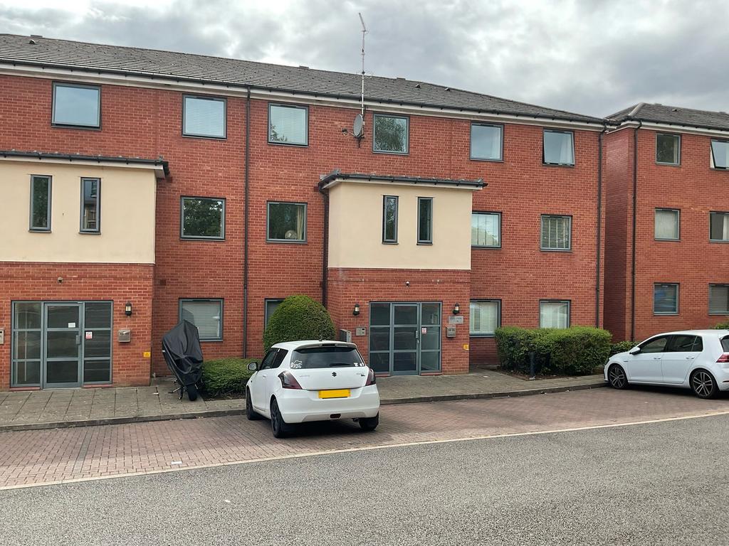 High Street, Stourbridge DY8 2 bed ground floor flat for sale - £155,000