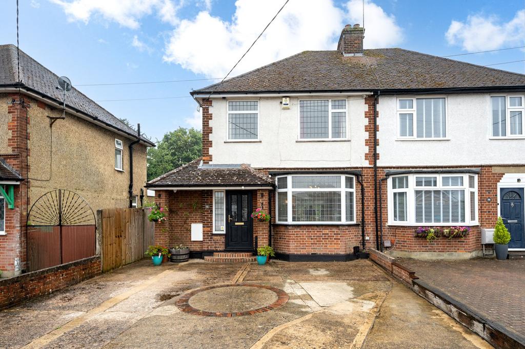 Chaul End Road, Caddington, LU1 3 bed semi-detached house - £489,000