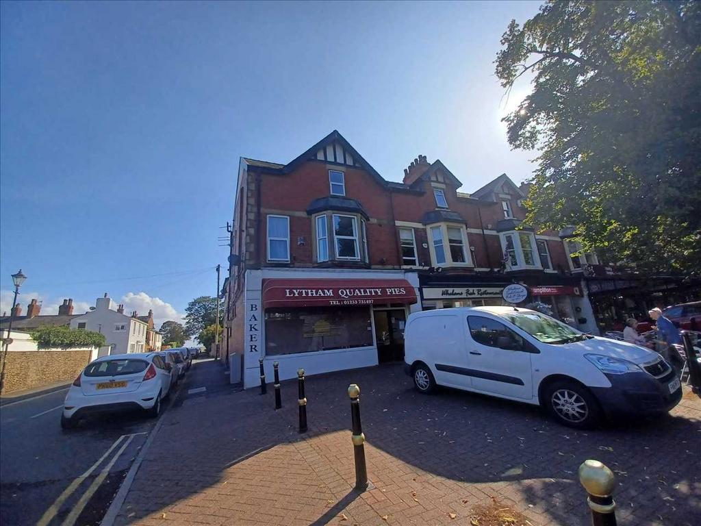 South Clifton Street, Lytham St... 2 bed apartment - £800 pcm (£185 pw)