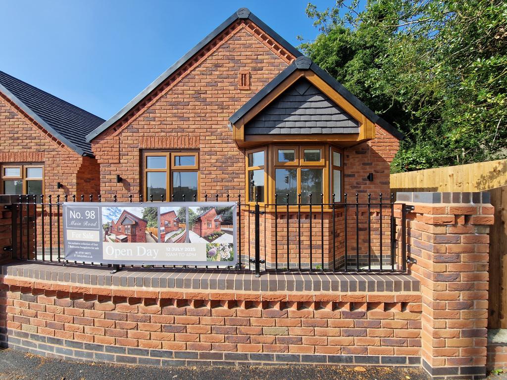 98 Main Road, WS15 1DY 2 bed bungalow for sale - £320,000