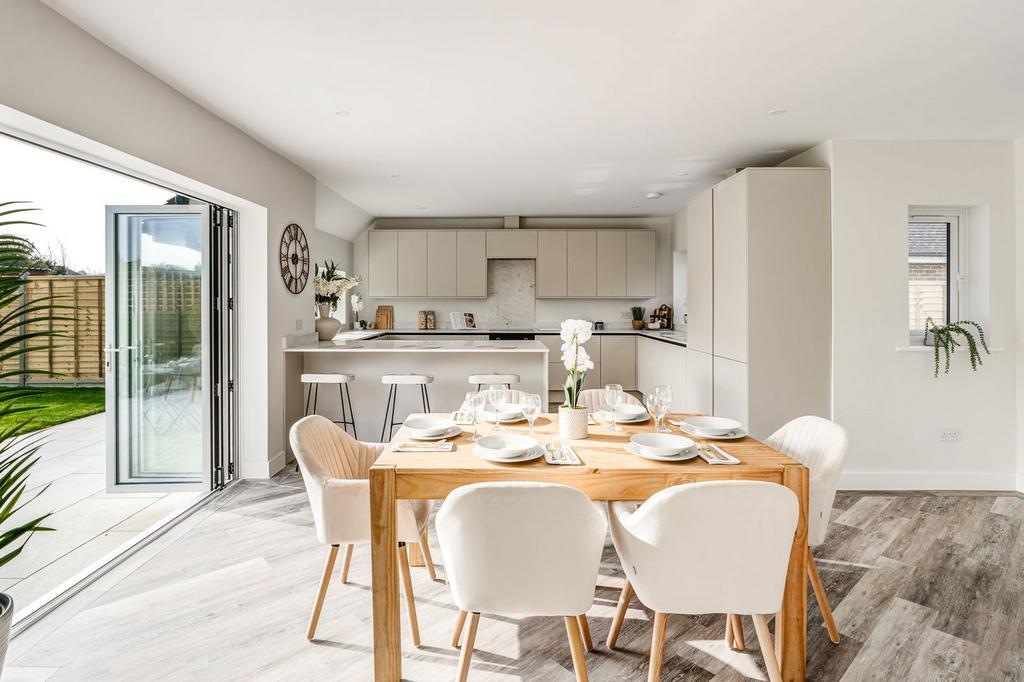 Ruston Park, Rustington, West Sussex... 2 bed detached bungalow for ...