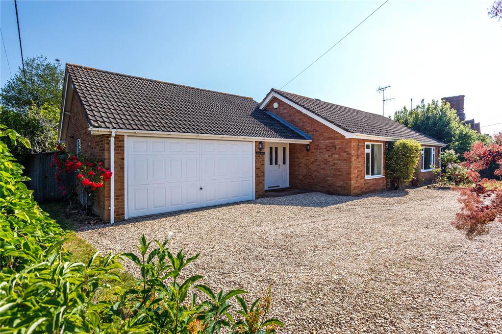 Reades Lane, Reading RG4 4 bed bungalow to rent - £2,950 pcm (£681 pw)