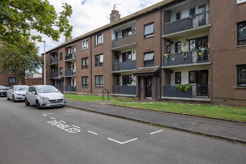 Fintry Mains, Dundee DD4 3 bed flat for sale - £90,000