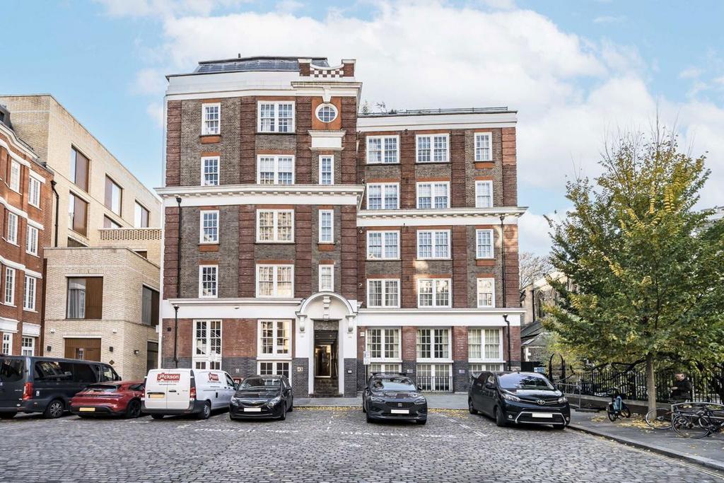 Bartholomew Close, London EC1A 1 bed flat to rent - £2,383 pcm (£550 pw)