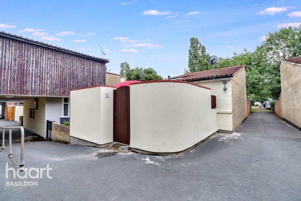 Kiln Shaw, Basildon 2 bed end of terrace house - £260,000