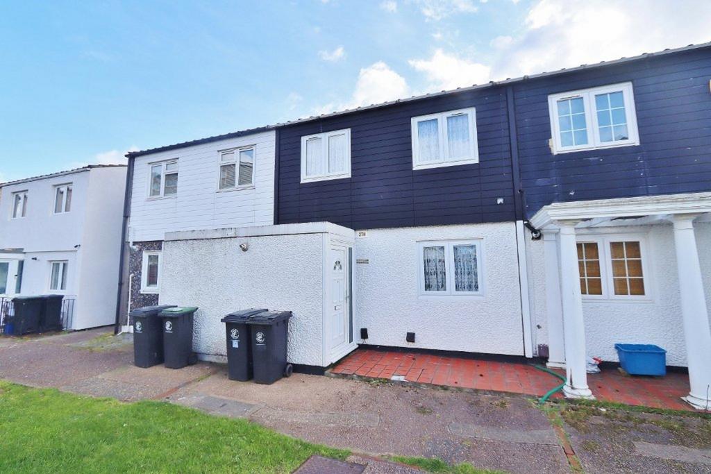 Limes Avenue, Chigwell, IG7 3 bed terraced house to rent - £1,900 pcm ...