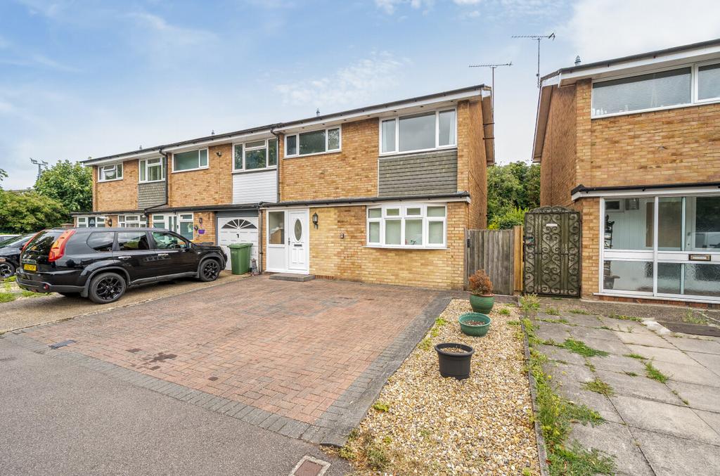 Leighton Court, Bedfordshire LU6 3 bed end of terrace house for sale ...