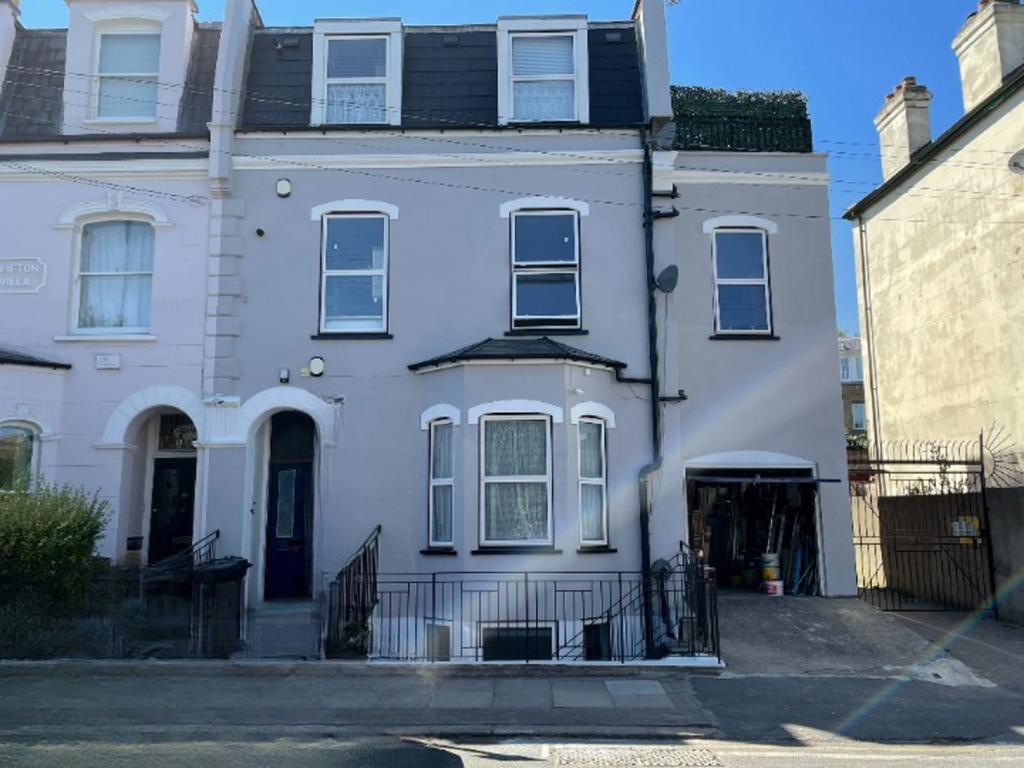 Merton Road, London, SW18 2 bed flat - £1,950 pcm (£450 pw)