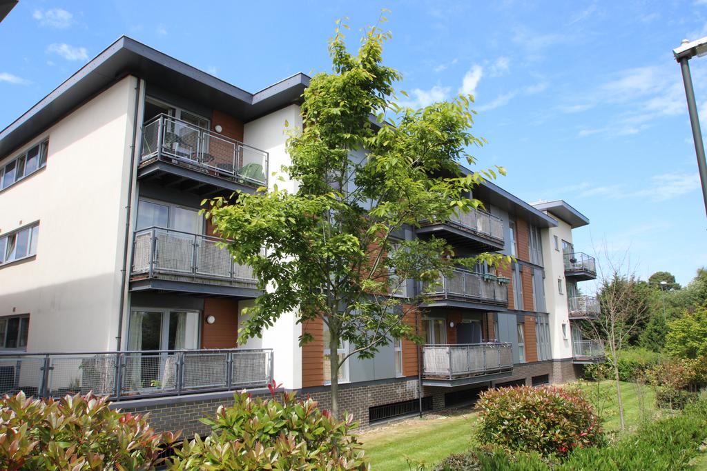 Commonwealth Drive, Crawley RH10 2 bed flat - £1,400 pcm (£323 pw)