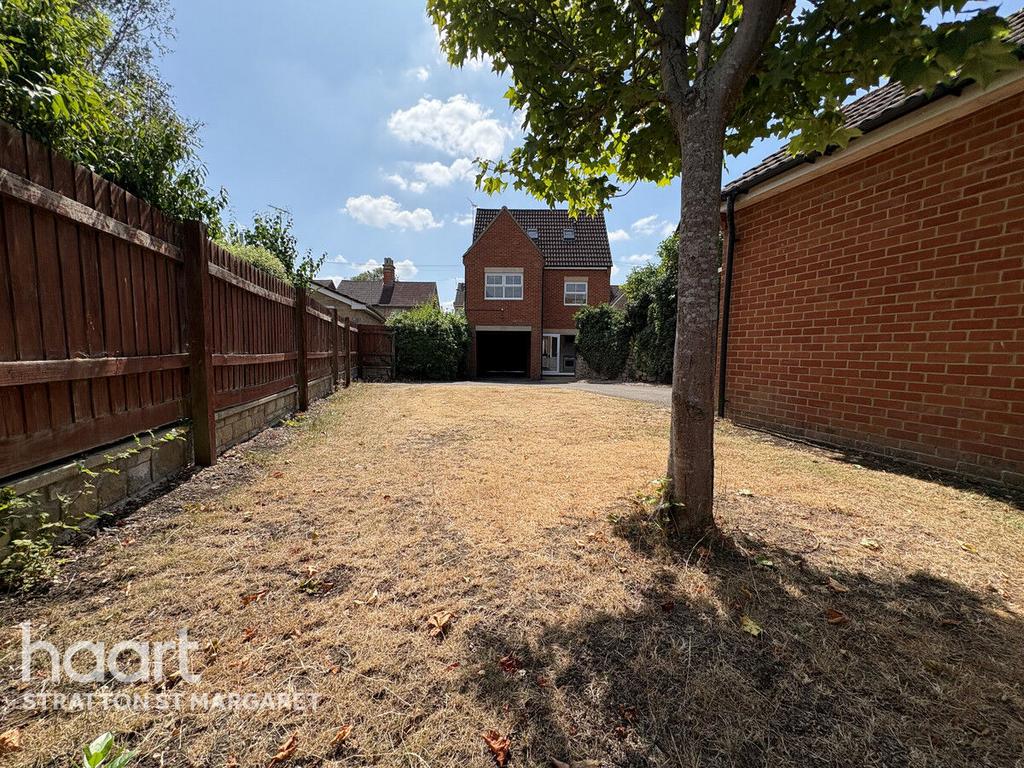 Ermin Street, Stratton St Margaret 3 bed detached house for sale - £290,000