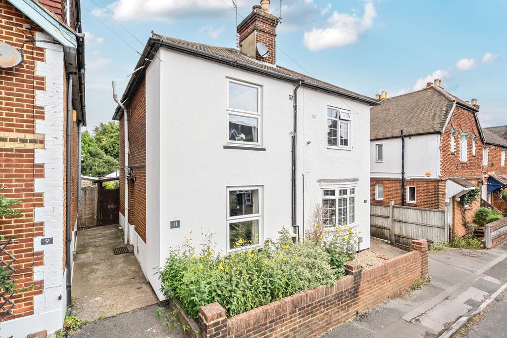 Weyside Road, Guildford, GU1 3 bed semi-detached house for sale - £400,000
