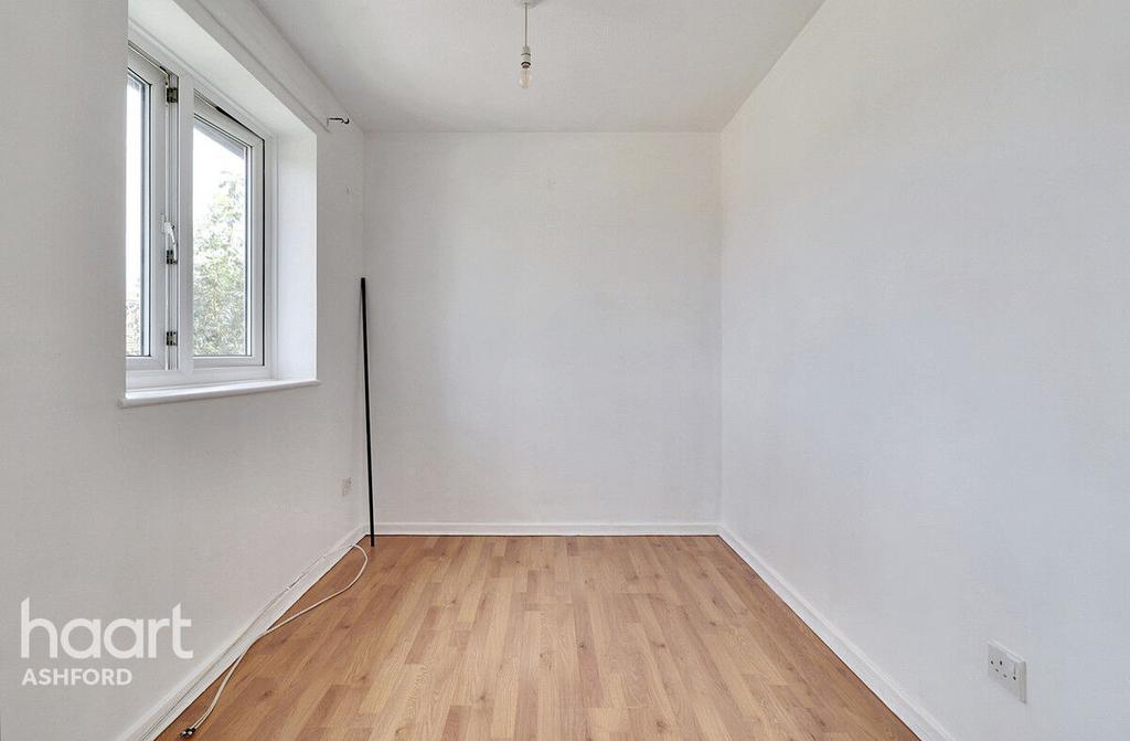 Dunedin Drive, DOVER 2 bed flat - £950 pcm (£219 pw)