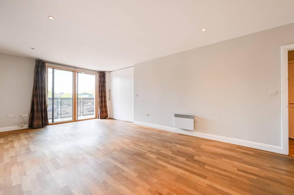 Three Mill Lane, London E3 2 bed flat - £2,400 pcm (£554 pw)