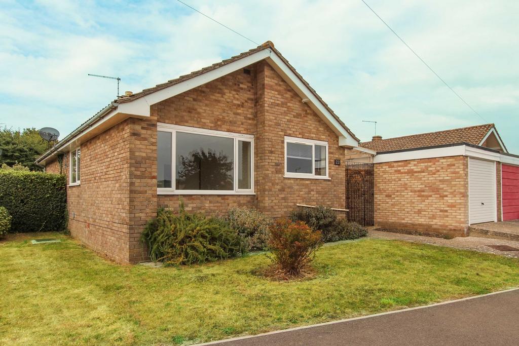Hunts Mead, Sherborne 3 bed detached bungalow - £1,300 pcm (£300 pw)