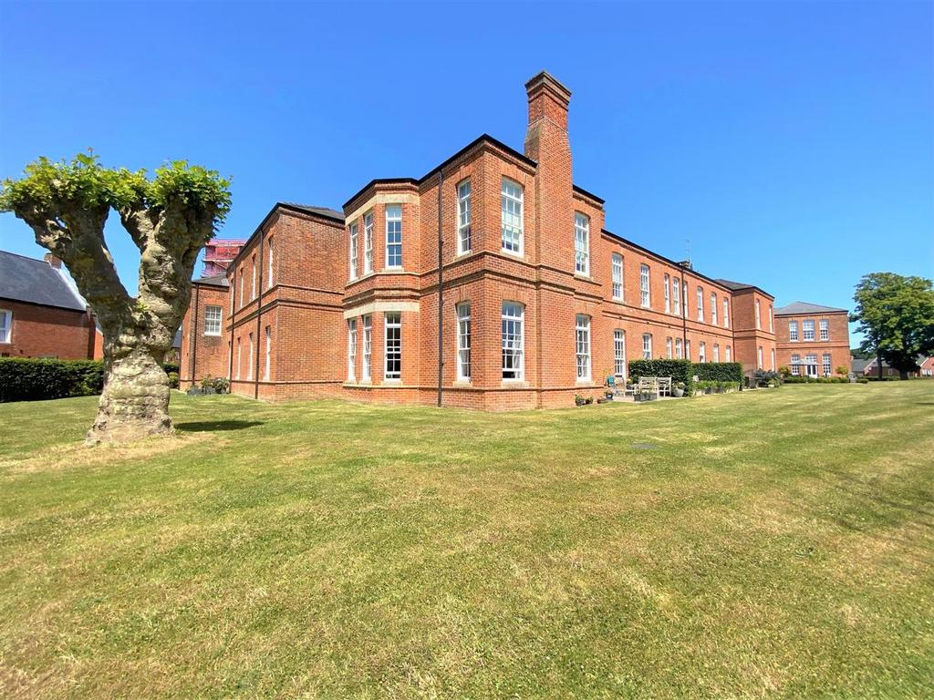 Whitecroft Park, Newport 2 bed apartment - £230,000