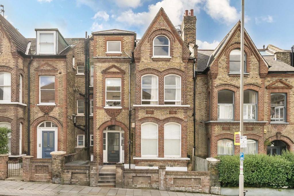 Broomwood Road, London SW11 2 bed flat - £599,995