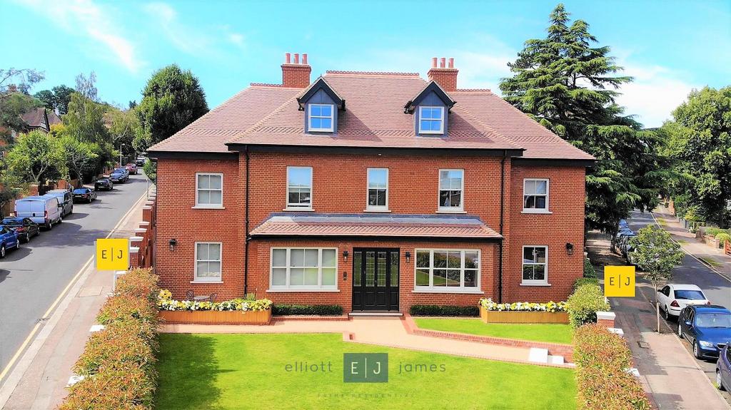 2, Connaught Avenue, Loughton IG10 2 bed apartment to rent - £2,500 pcm ...