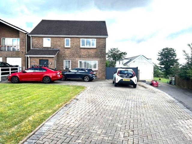 Llanelli, Bynea, Station Road 4 bed detached house - £1,650 pcm (£381 pw)