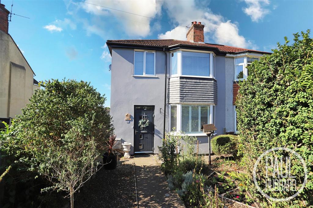 Oulton Road, Lowestoft, NR32 3 bed semi-detached house - £240,000