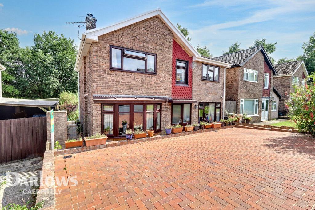 Monmouth Court, Caerphilly 4 bed detached house - £390,000