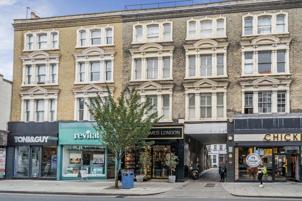 Putney High Street, Putney, London, SW15 3 bed flat - £2,500 pcm (£577 pw)
