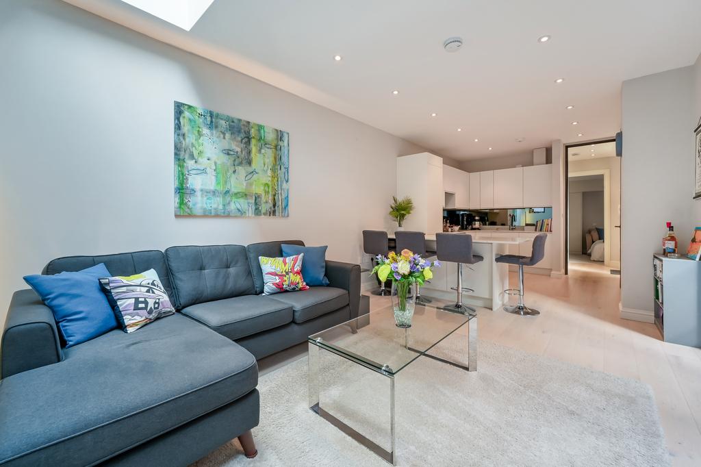 Sellincourt Road, SW19 2 bed flat to rent - £3,750 pcm (£865 pw)