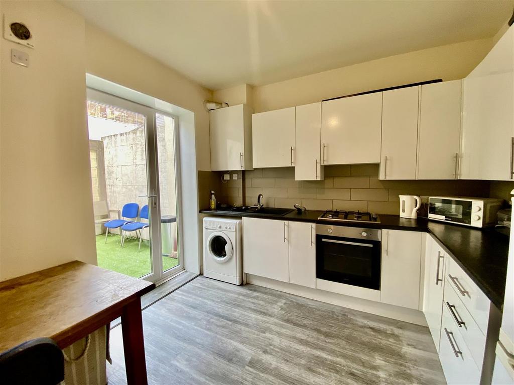 Bedford Row, Worthing 1 bed flat - £725 pcm (£167 pw)