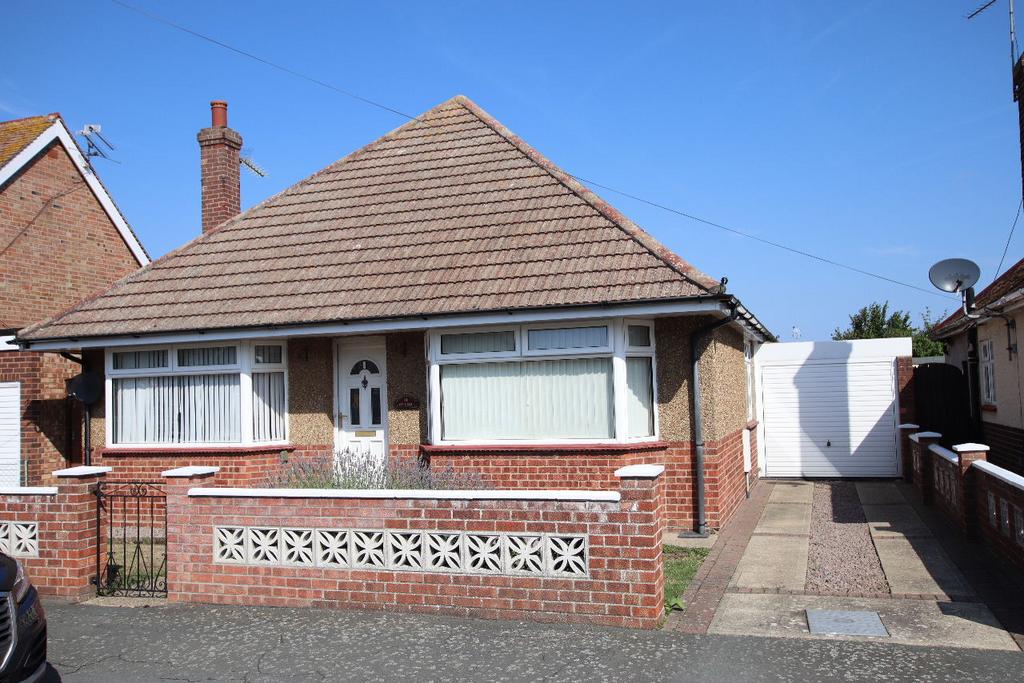 Colchester Road, Holland on Sea, CO15 3 bed detached bungalow - £325,000